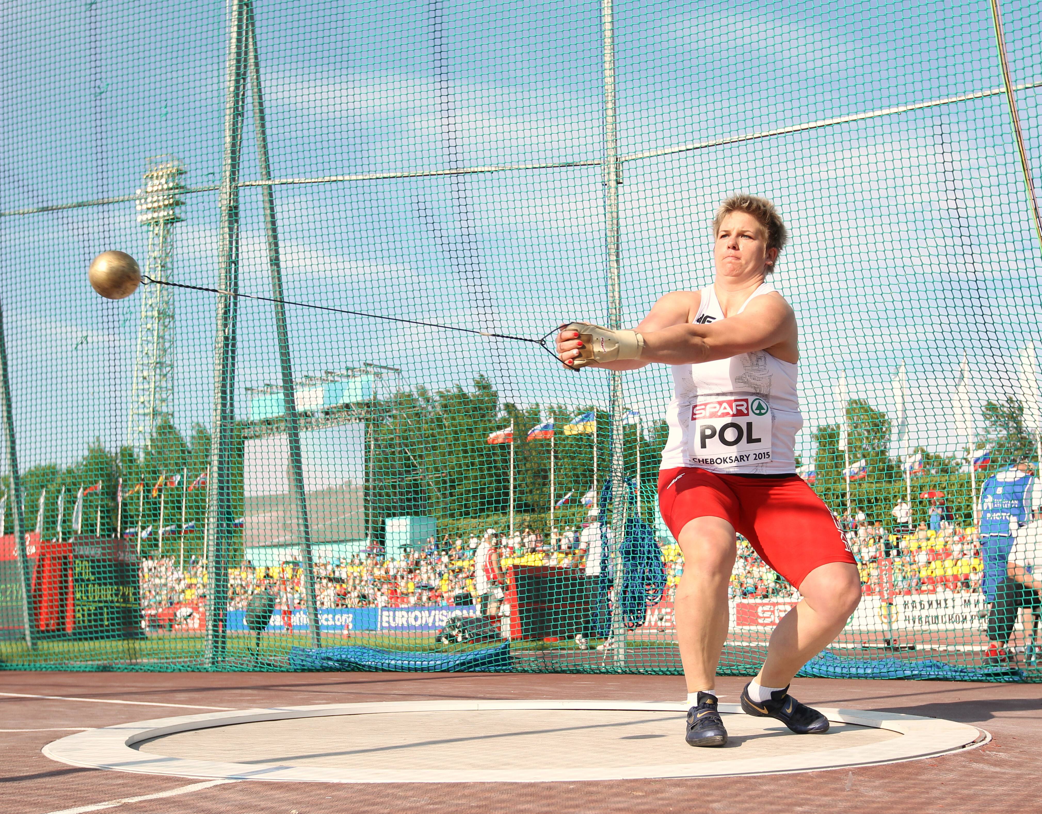 Erste Frau über 80 m: Włodarczyk mit neuem Hammerwurf-Weltrekord - Sky ...