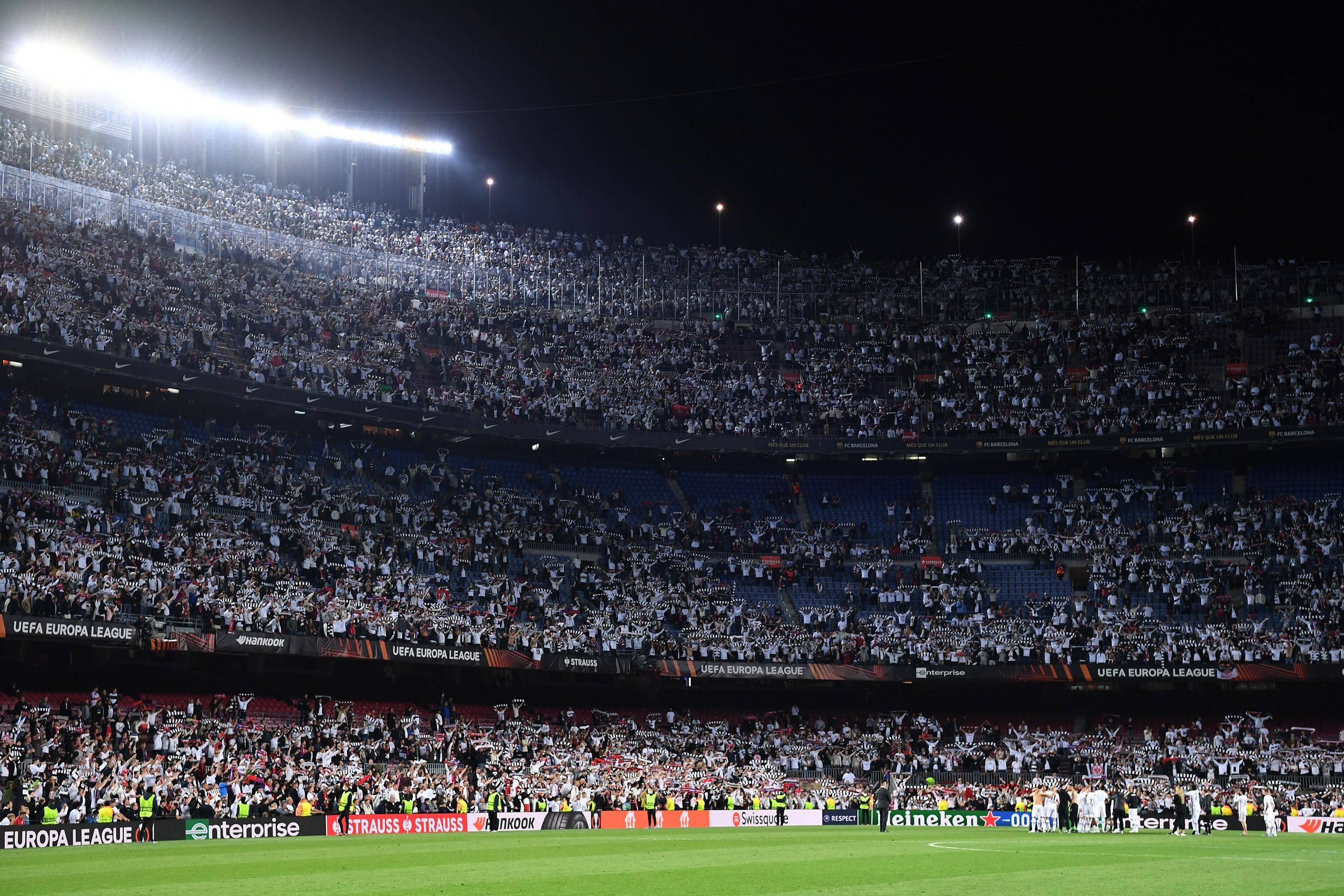 So kamen zehntausende Frankfurt-Fans ins Camp Nou - Sky Sport Austria